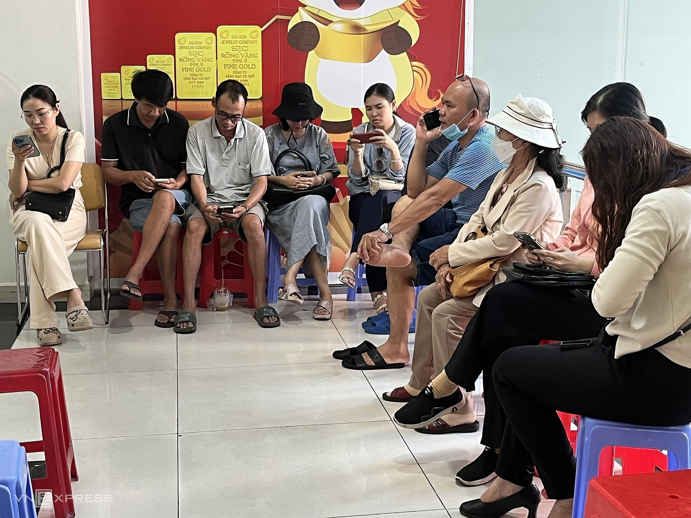 Giá vàng giảm xuống 138 triệu đồng