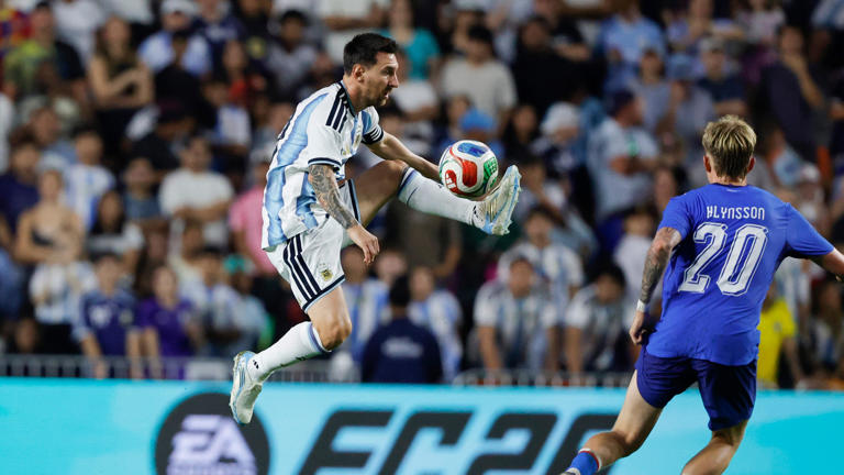 Lionel Messi penalty helps lift Argentina to 3-0 win over Iceland