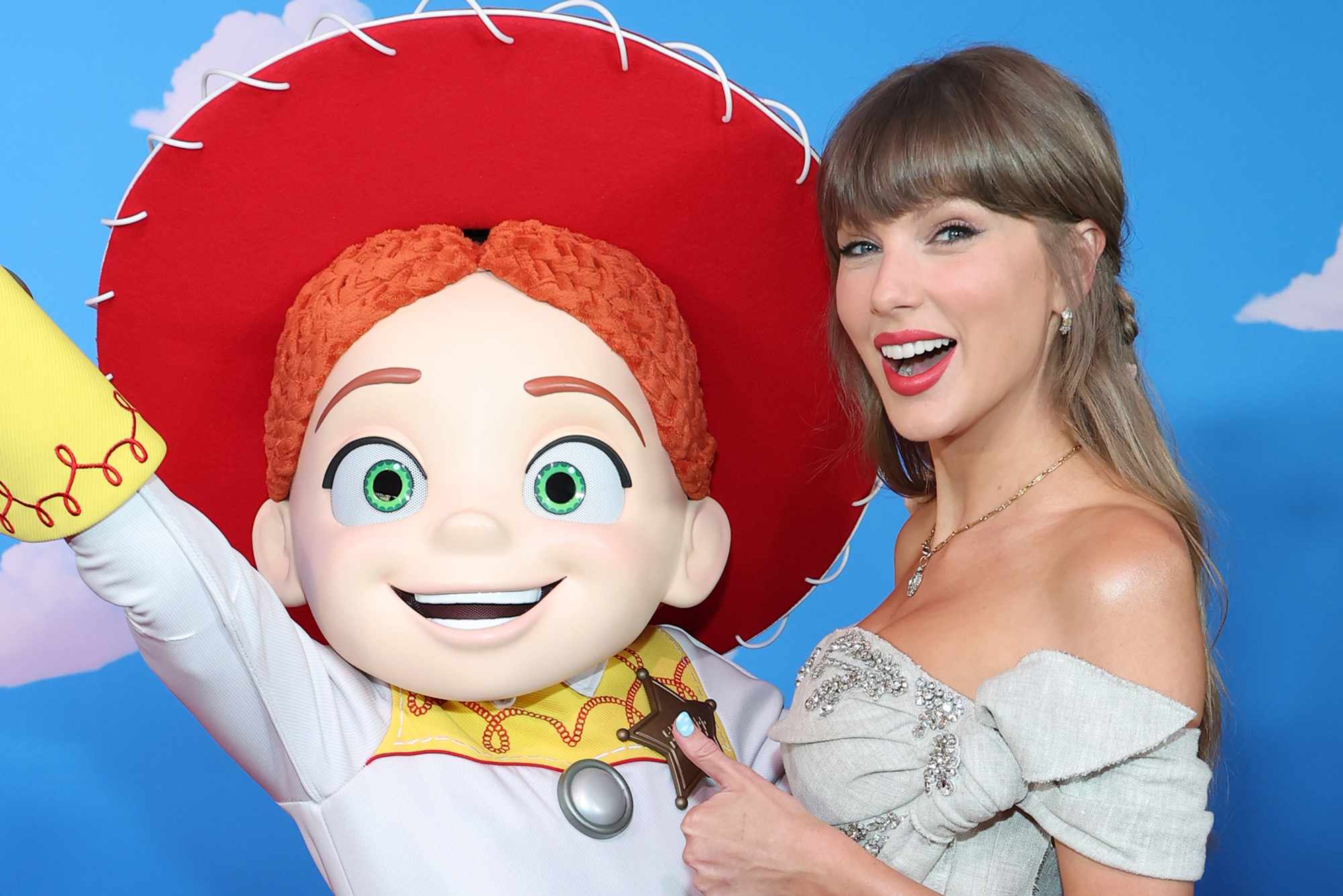 Taylor Swift surprises fans after “Toy Story 5” premiere with ...