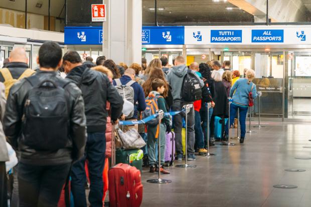 Southampton Airport passengers warned of 6-hour queues at 2 big holiday ...