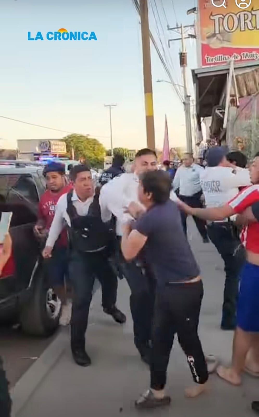 Investiga Sindicatura actuación de policías tras pelea viral en Los ...