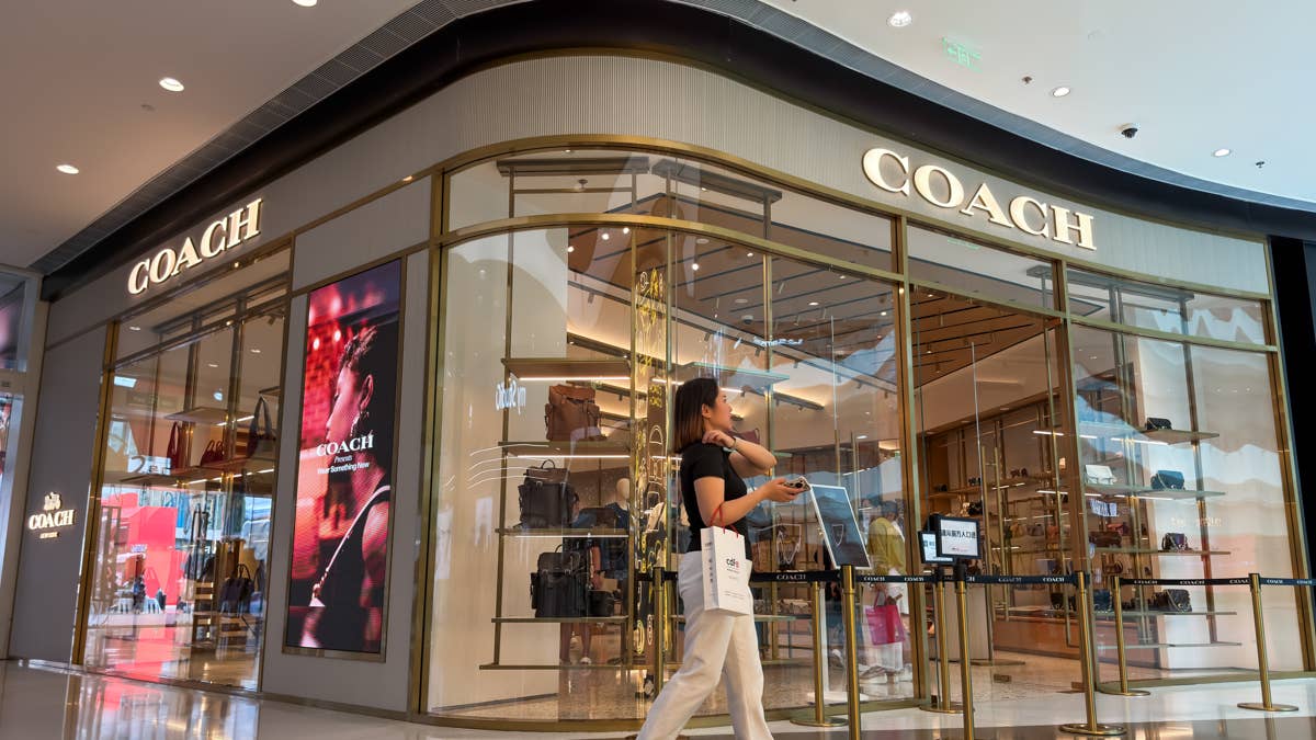 Discover Coach Outlet's new straw gingham bags: Perfect for summer outings!