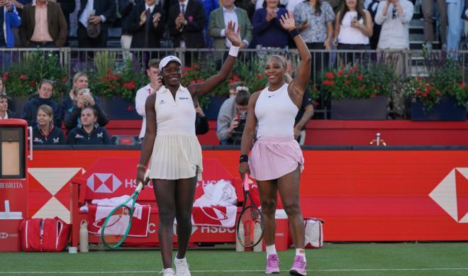 The Queen is back! Serena Williams cruises to victory with Victoria ...