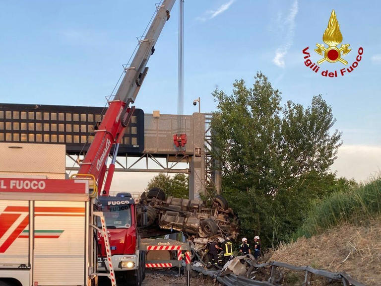 Camion carico di carta si ribalta in A14 tra Pesaro e Fano: morto il ...