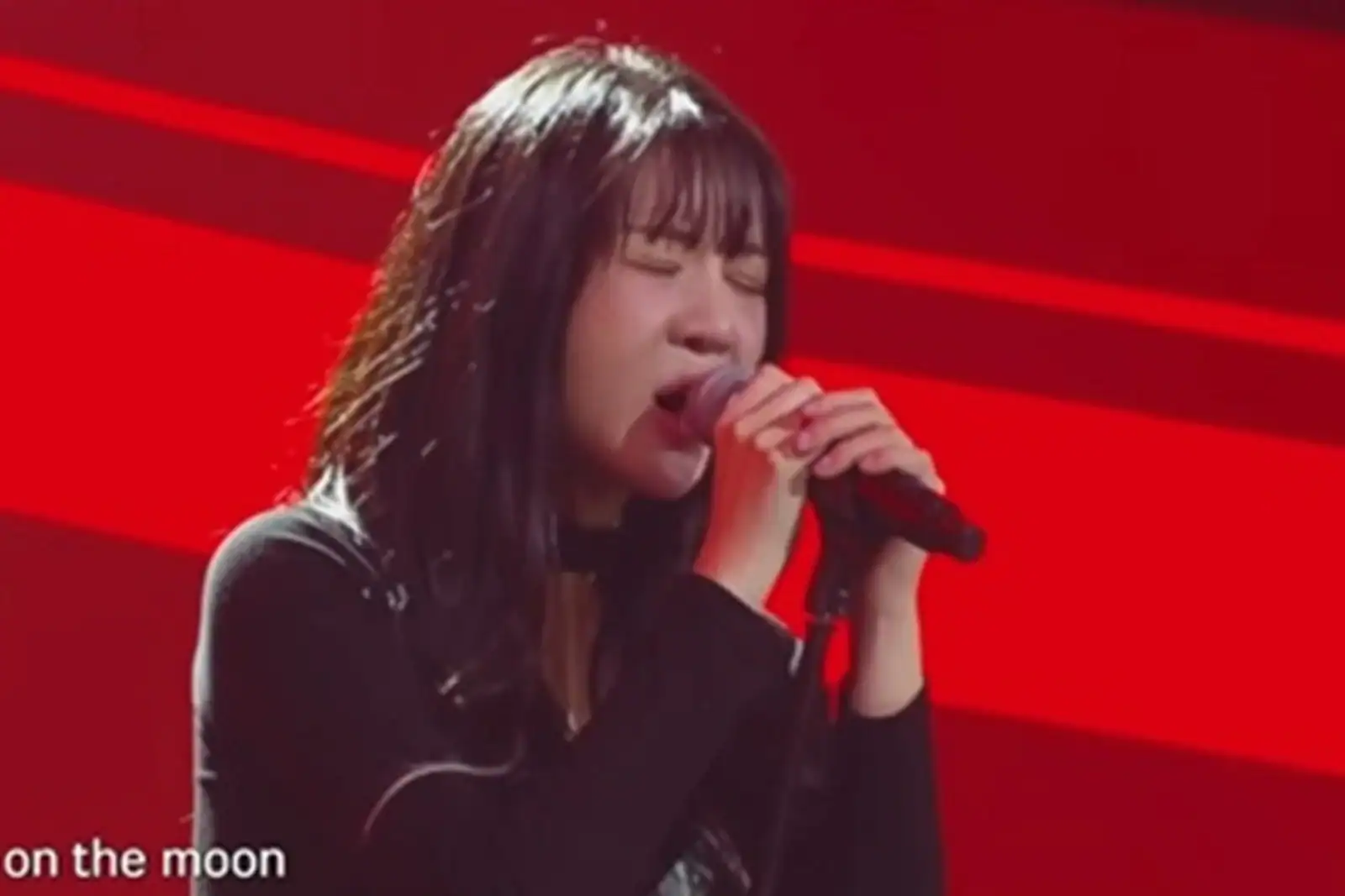 Kim Yoon Seol, cantora sul-coreana, falece aos 27 anos, causando comoção