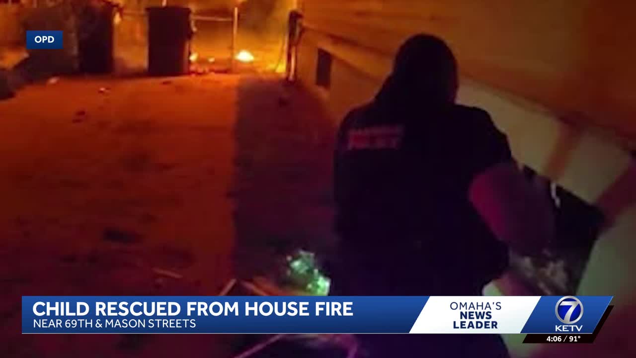 Photos show Omaha police officers jumping into action to save 4-year ...