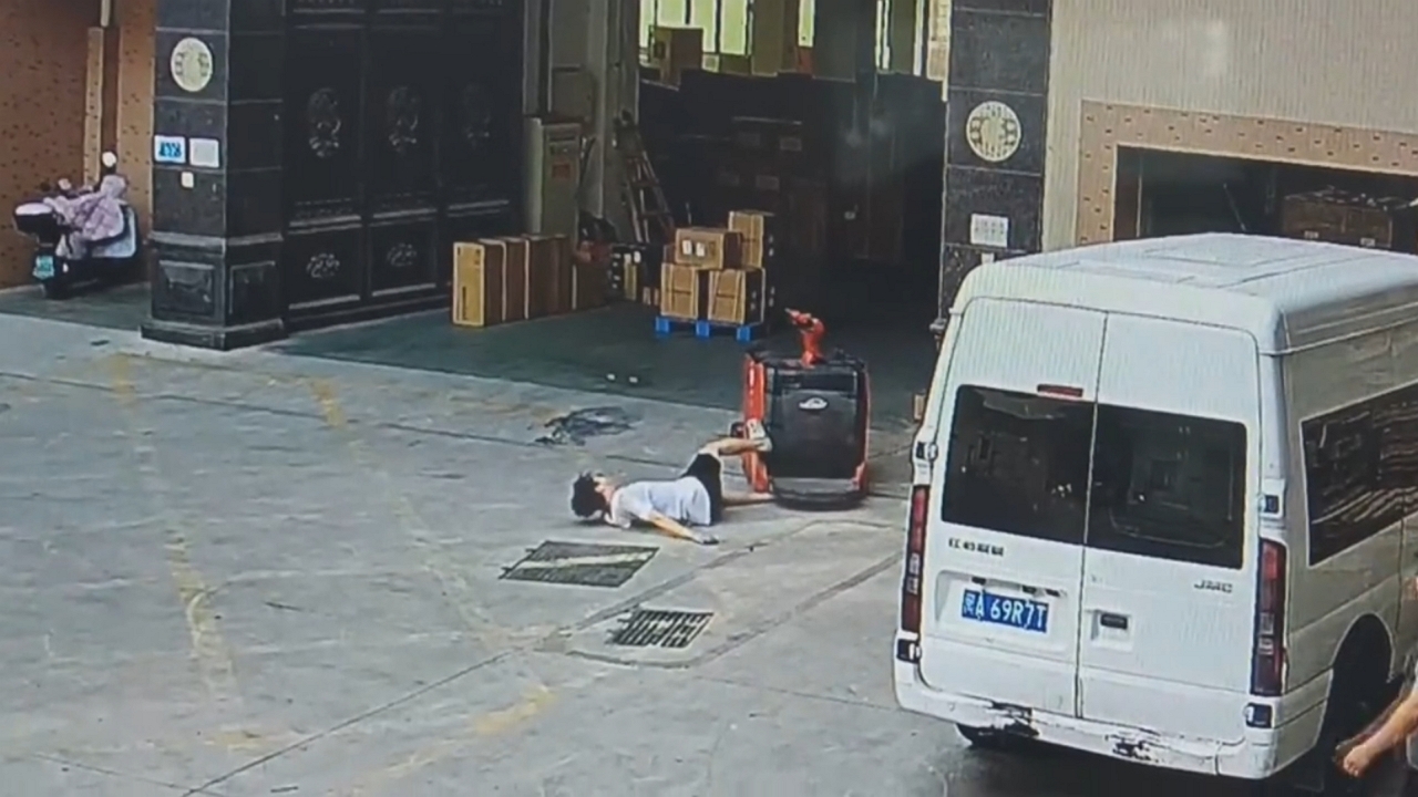 Man takes a tumble off electric pallet jack in China