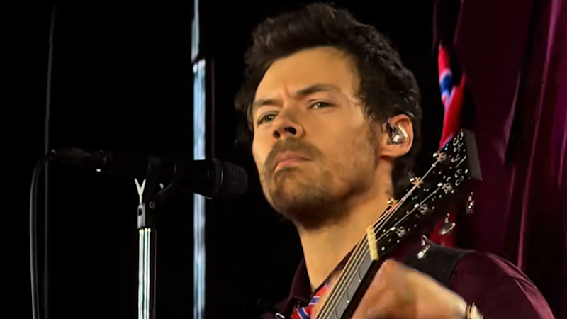 Harry Styles apologies to fans after awkward on-stage blunder