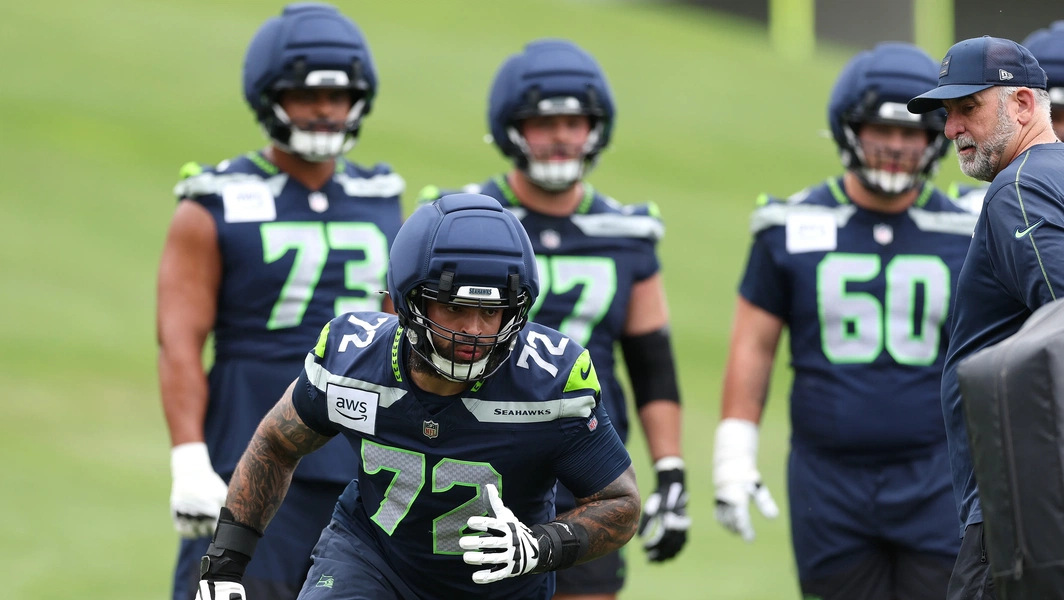 Seahawks hold off on Darnold extension, sign veteran lineman