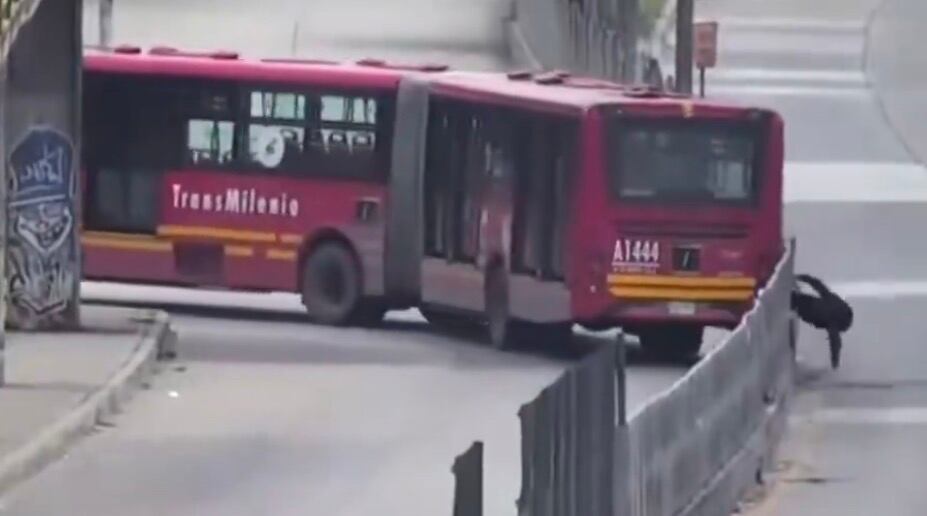 Video: bus de Transmilenio golpea a mujer en Soacha: ¿intentó colarse ...