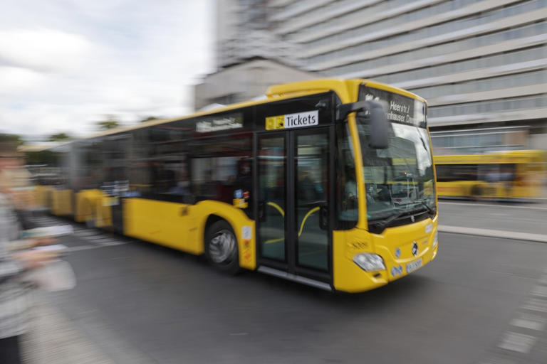 Zugedröhnter Autofahrer bremst BVG-Bus aus: 16 Fahrgäste in Neukölln ...
