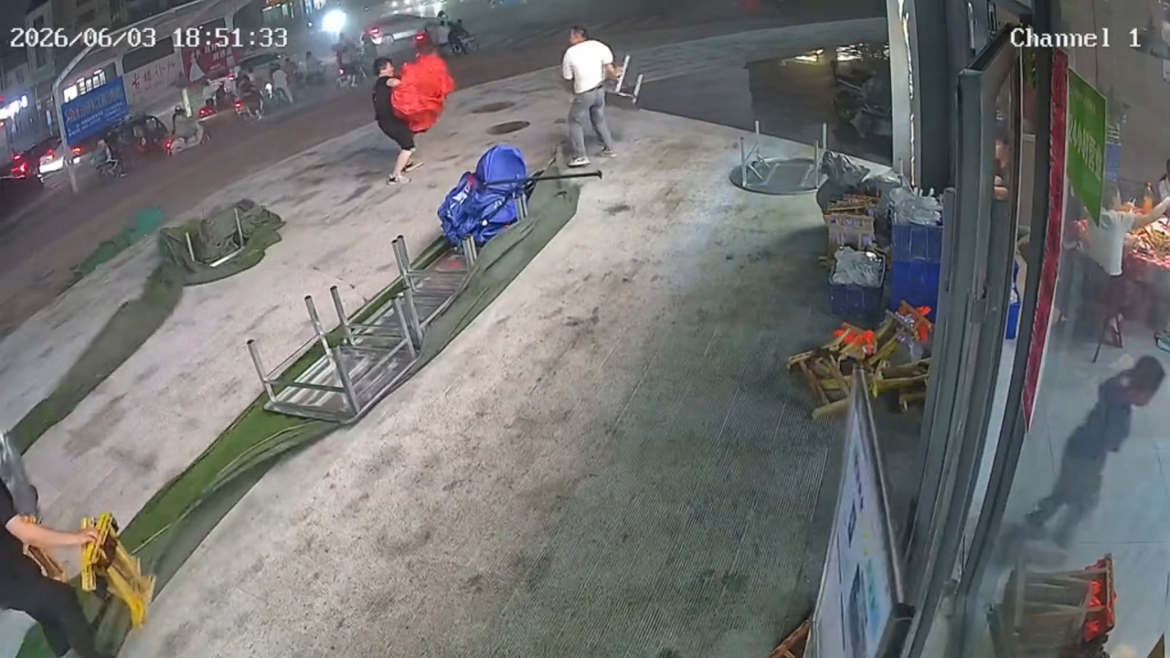 Strong gusts toss tables in Shandong shop