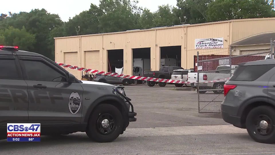 Man killed after being pinned by semi cab, Jacksonville police say