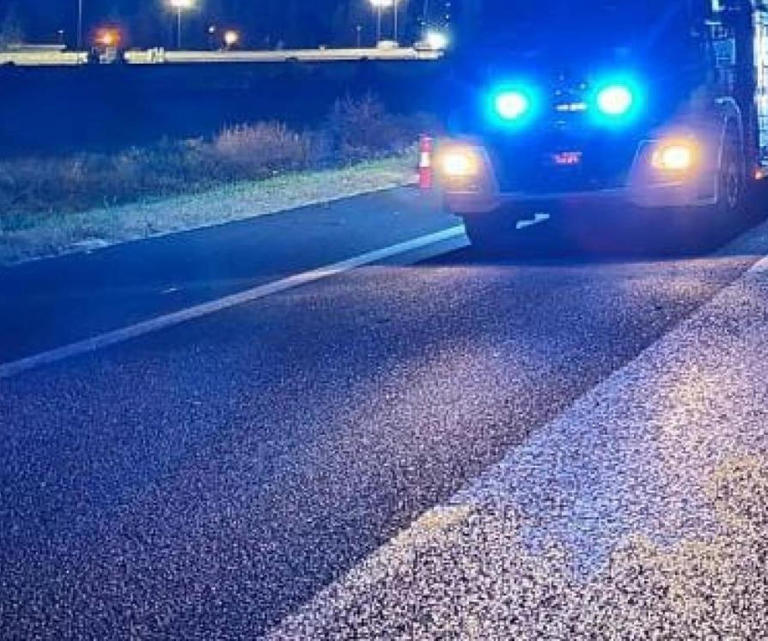 Mezzo pesante si ribalta in A14 tra Pesaro e Fano, morto il conducente