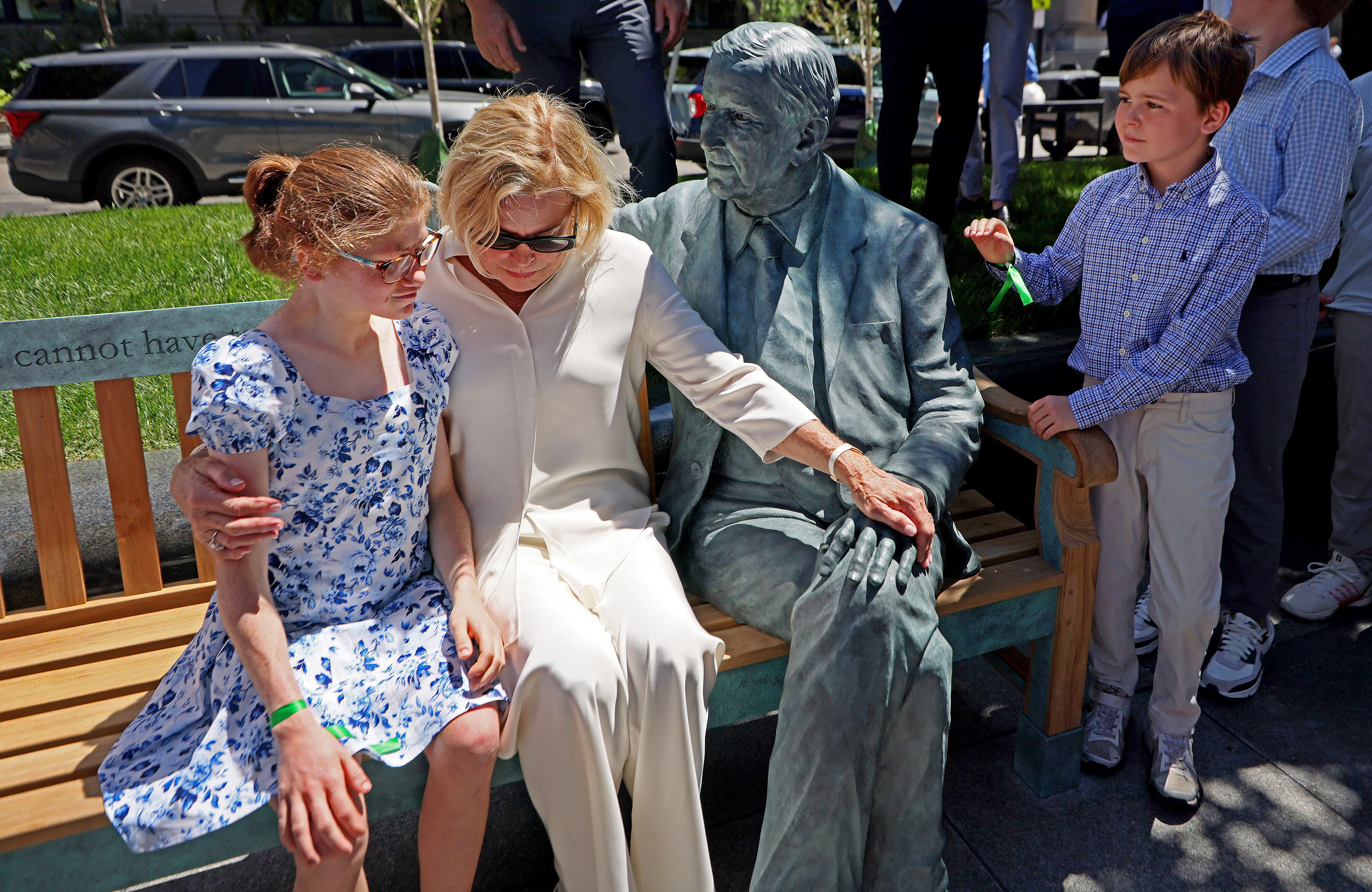 Statue unveiled in Boston for late business magnate, philanthropist ...
