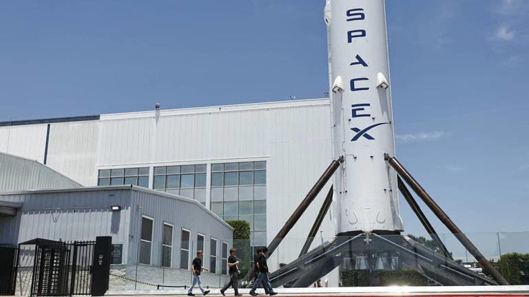 Elon Musk's SpaceX is coming for your 401(k)