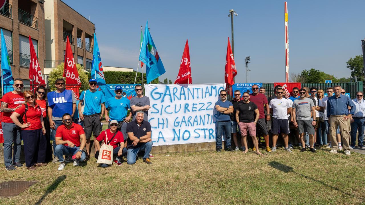 Ferrara, i pompieri accendono il fuoco della protesta