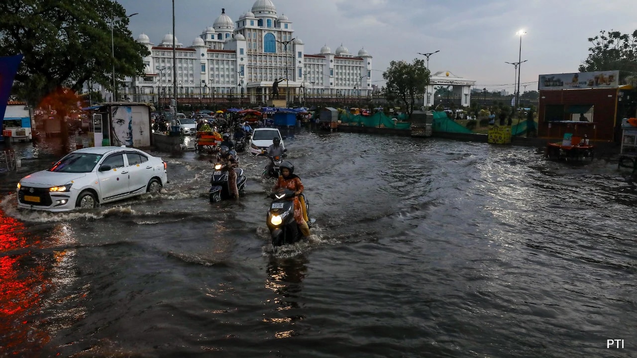 Heavy rain, waterlogging disrupt traffic in Hyderabad, 2 electrocuted