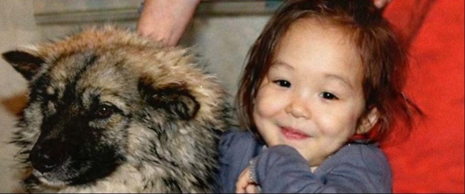 Karina si perde nel bosco a 4 anni: la cagnolina Naida la protegge per ...