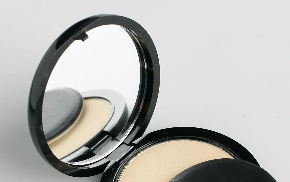 Loose powder hacks for flawless summer skin