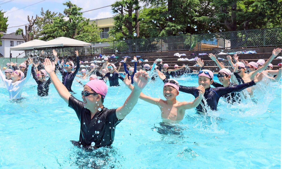 プール開き 水中で「若い力」 金沢市南小立野小