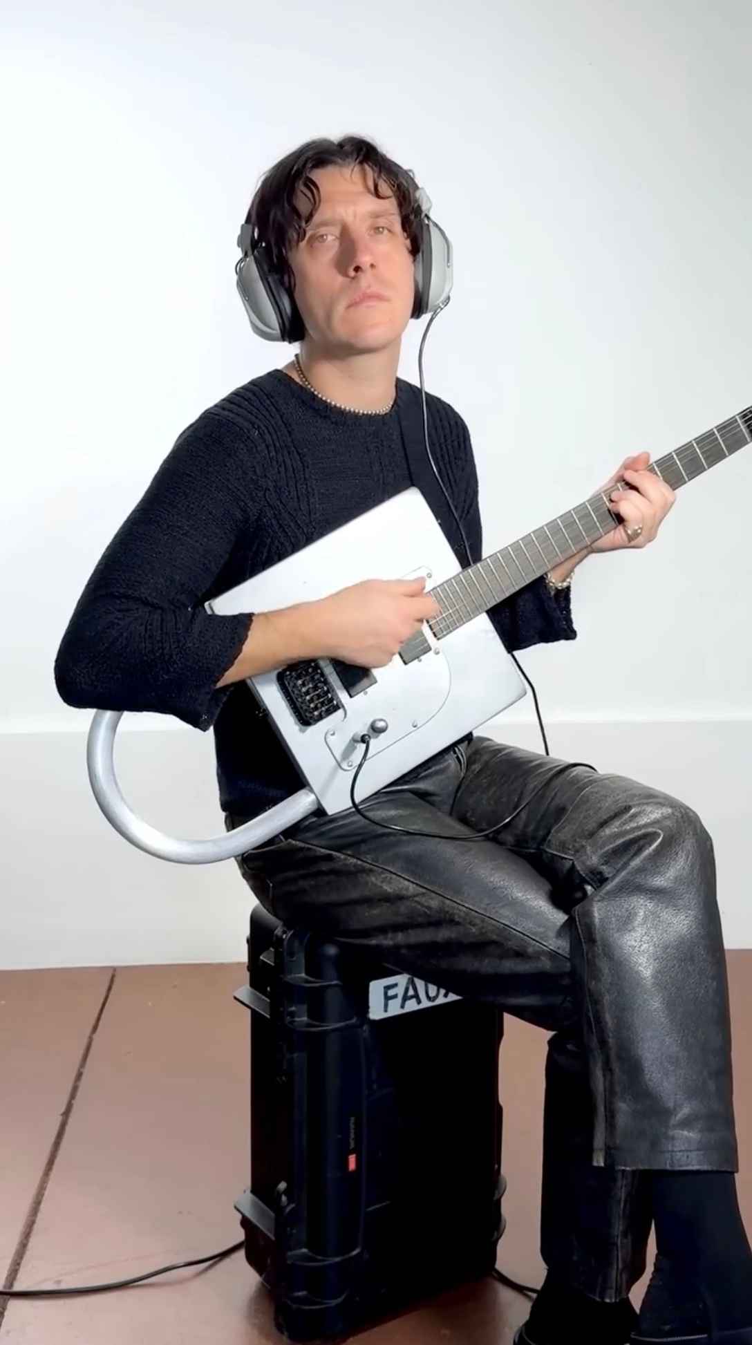 Unik! Desainer ini rancang gitar dengan bentuk playful