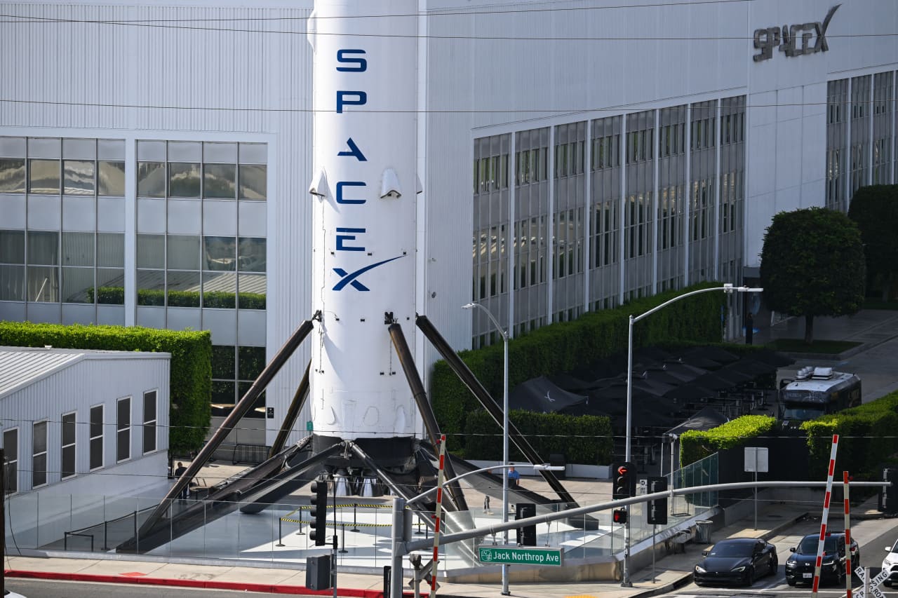 Thinking about flipping your SpaceX shares? Brokers wish you wouldn’t.