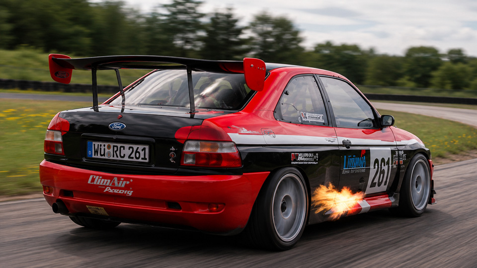 Ford Escort Cosworth van 600 pk spuwt vlammen op slalomparcours