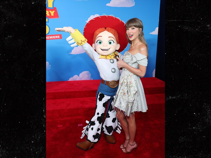 Travis Kelce with Chiefs as Taylor Swift hits 'Toy Story' premiere ...