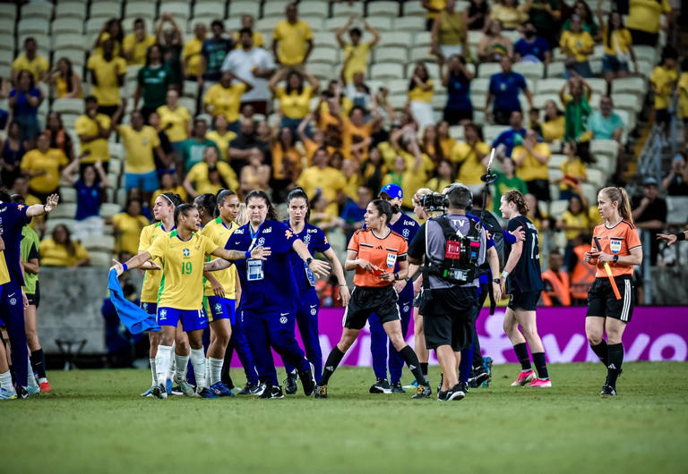 Achtmal Rot für Brasiliens Fußballerinnen: Testspiel gegen die USA ...