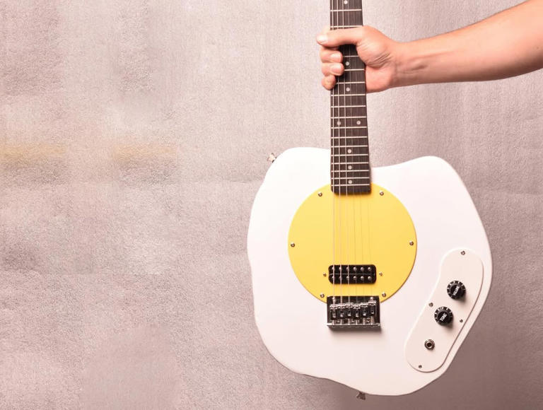 Unik! Desainer ini rancang gitar dengan bentuk playful