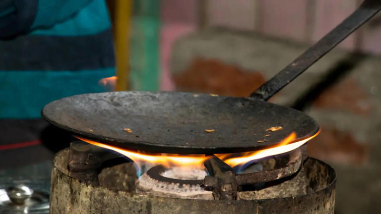 Don't have a non-stick pan? 5 easy steps to make your iron tawa non ...