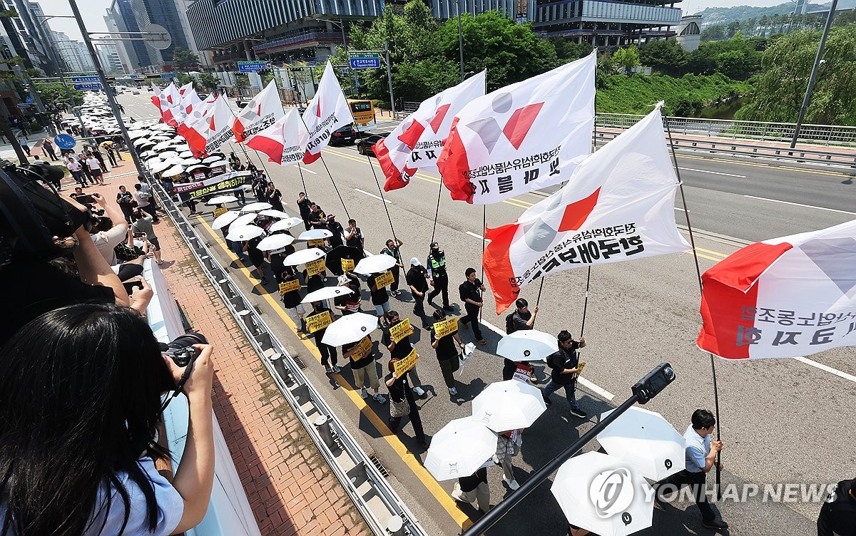 (2nd LD) Unionized members at Kakao stage first-ever strike