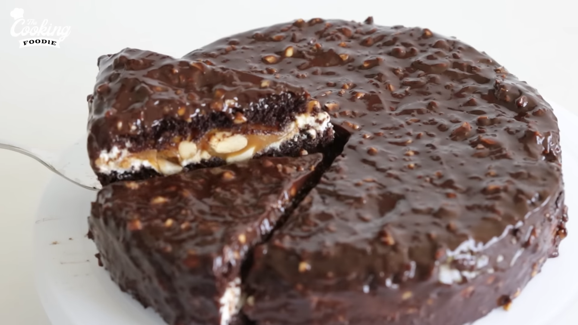 Why this Snickers cake recipe feels like dessert from a luxury bakery
