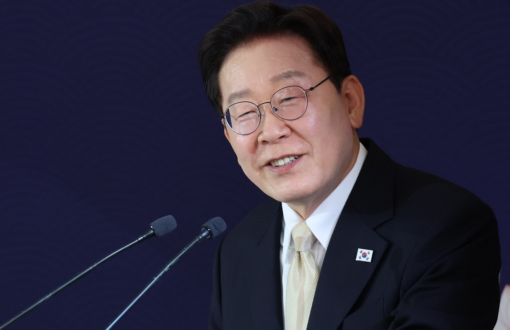 President Lee Jae Myung apologizes over approval drop