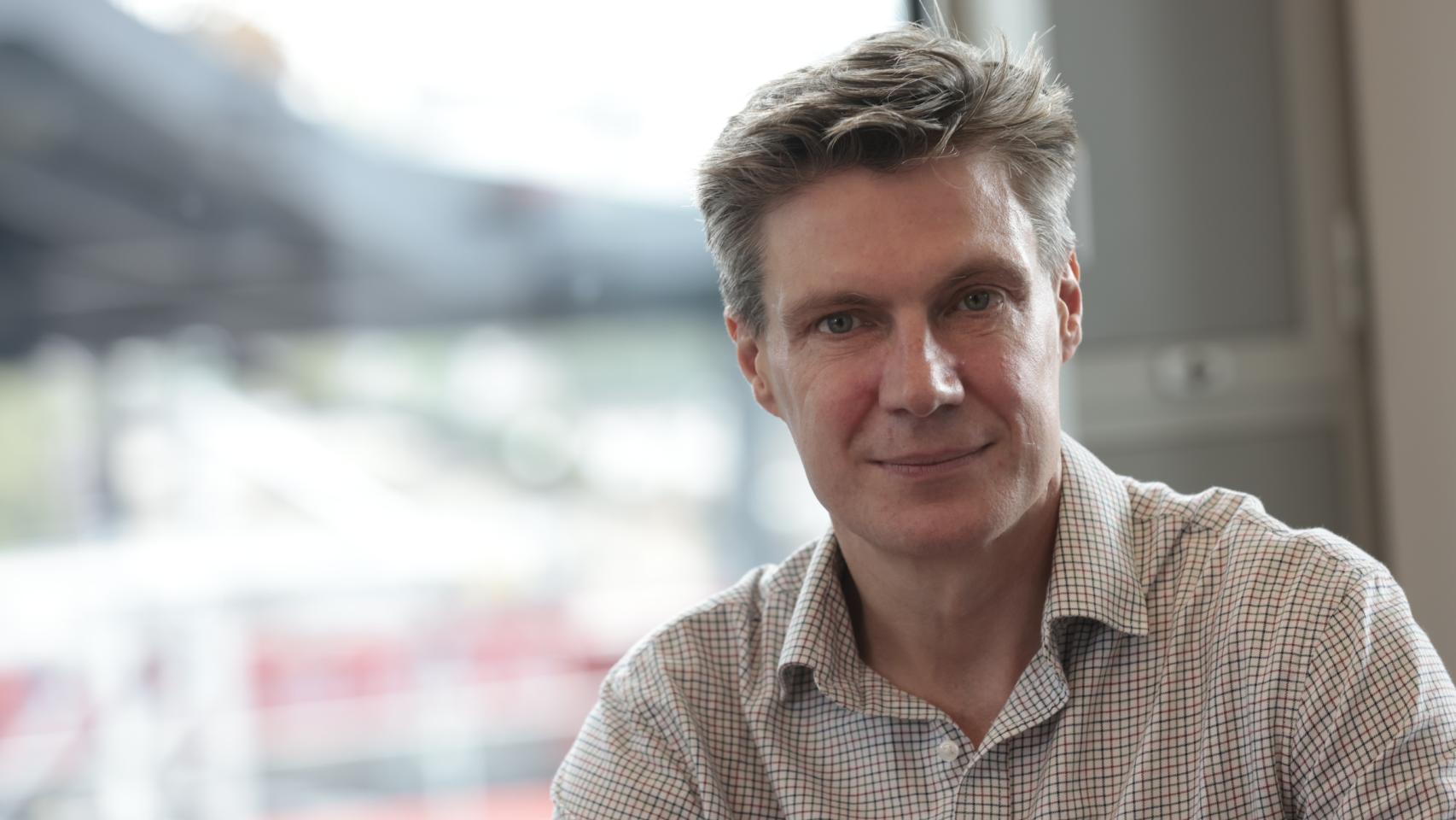 Paul Goldsmith, neurólogo: "El cerebro sigue respondiendo a correos ...