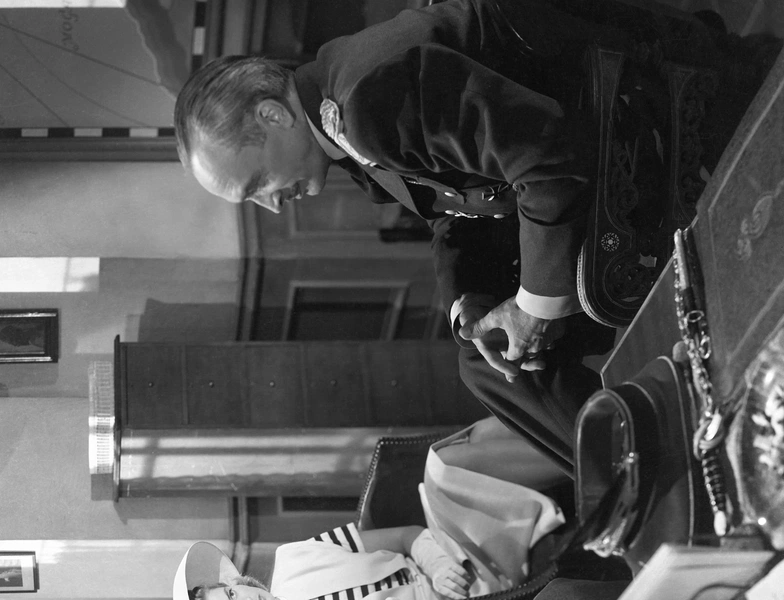 19 unscripted movie moments that became iconic