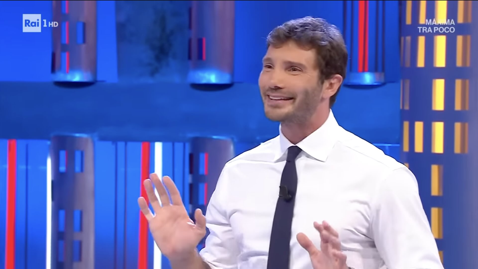 Stefano De Martino sotto casa di Belén, dalla scuola volano bigliettini ...