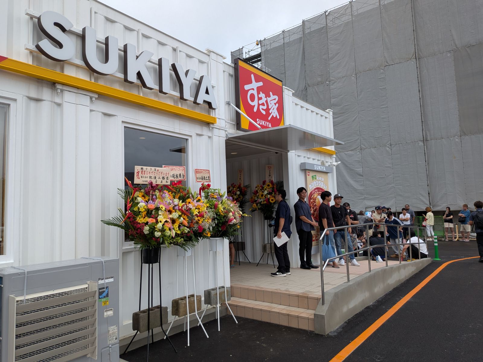 「すき家」が石垣島にやってきた! 国内最南端の店舗オープン 前日夜から並んだ人も