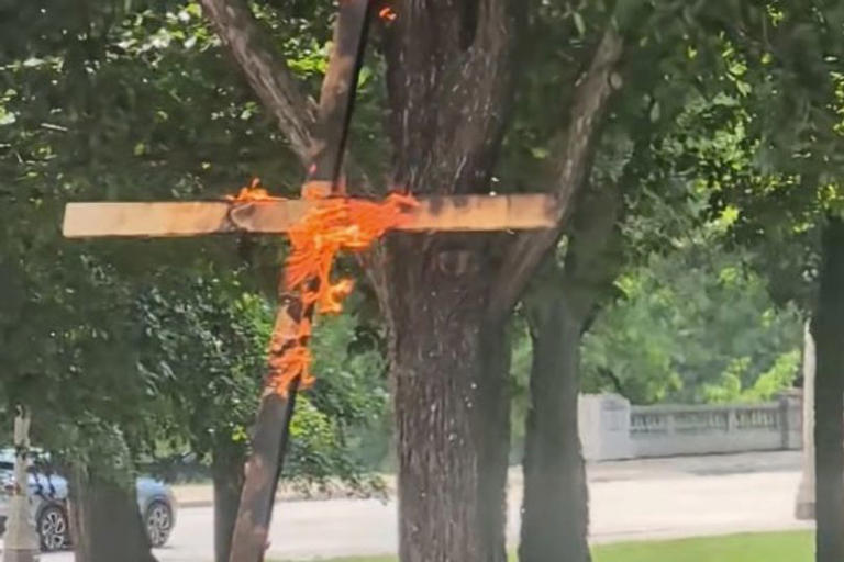 Burning cross in Chicago park sparks outrage as police investigate ...