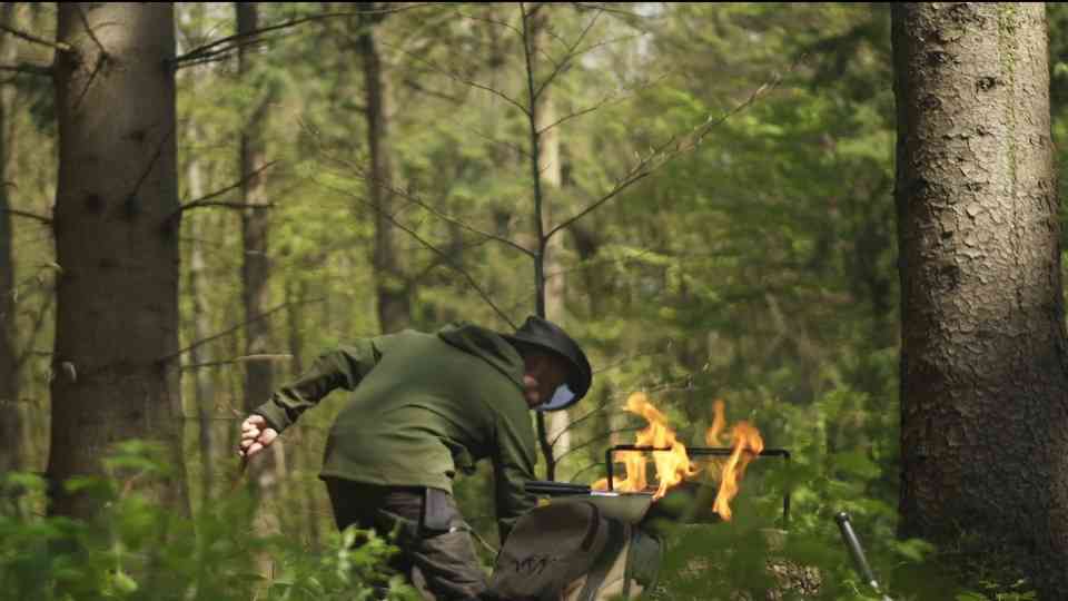 This grilling is an amazing experience: Cooking octopus in the forest