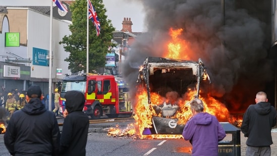 Buildings, cars on fire; migrants 'evicted': Massive unrest in Belfast ...