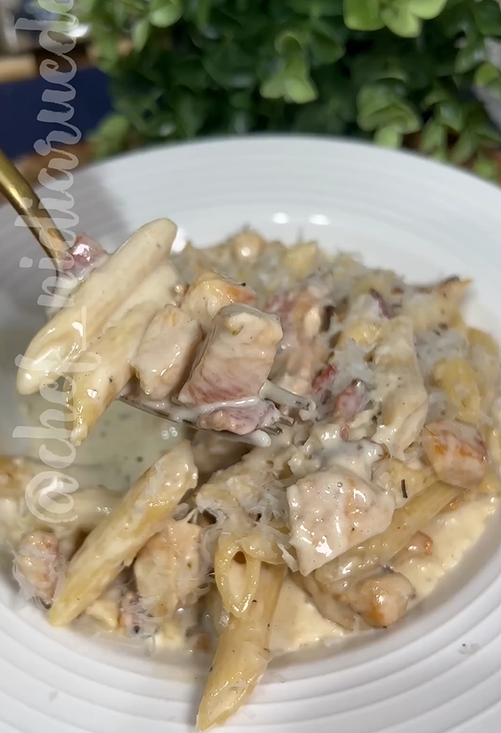Pasta penne alfredo cremosa y fácil