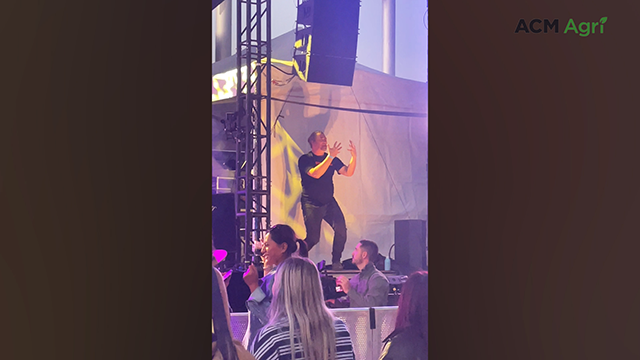 Auslan interpreter steals the show in Mount Isa