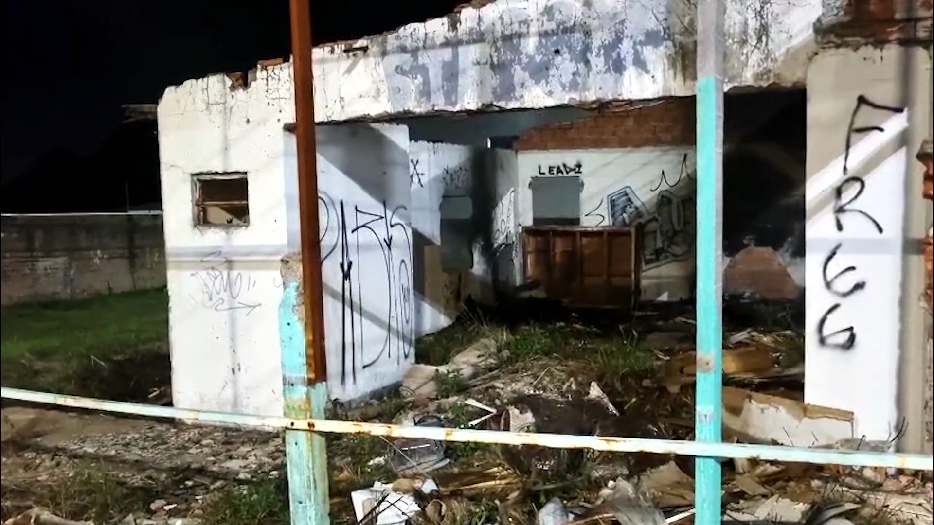 Incêndio atinge casa abandonada na Avenida Brasil