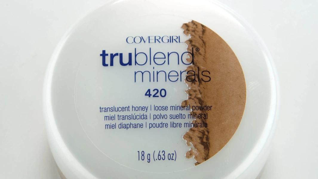 Loose powder hacks for flawless summer skin