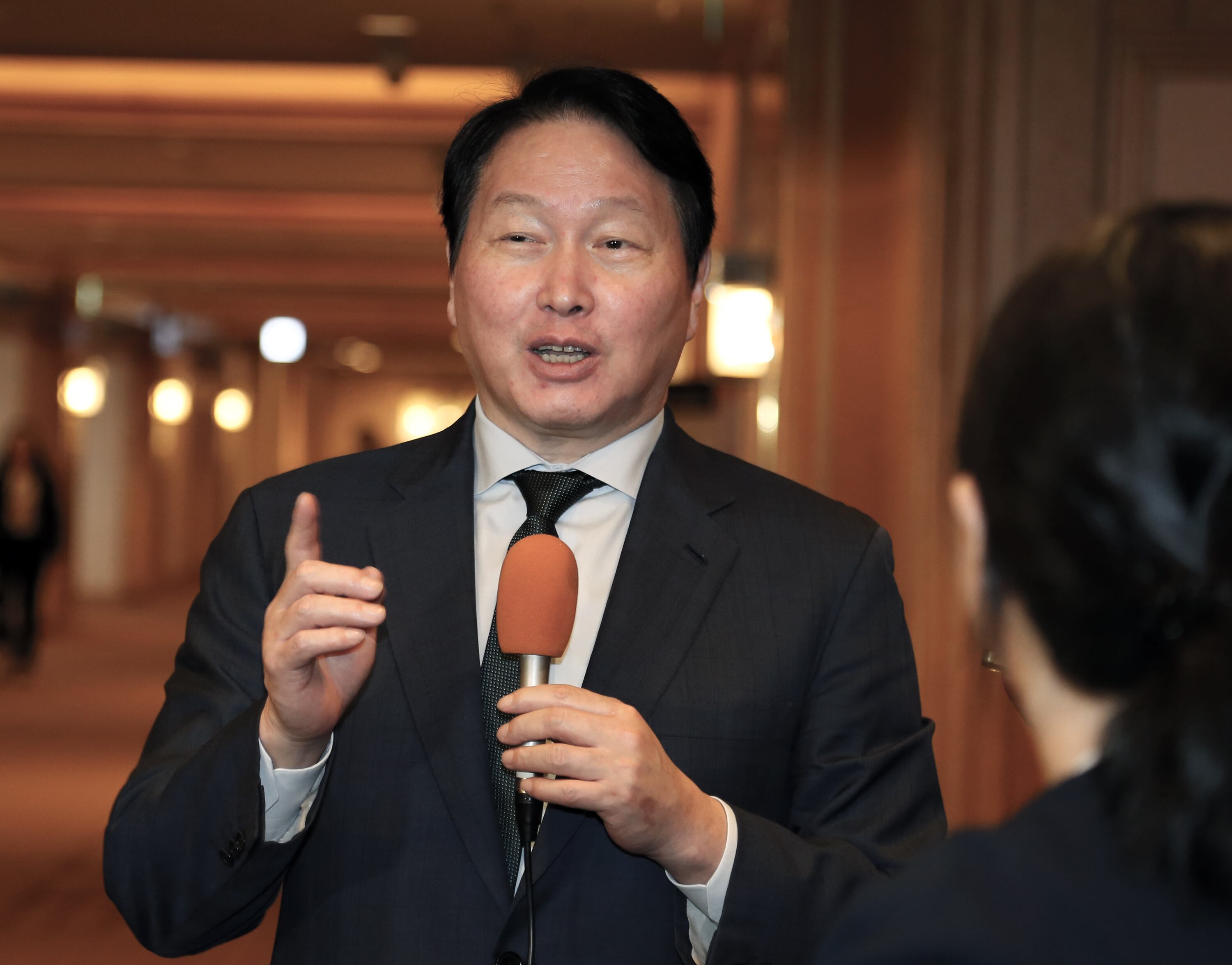 SK chairman Chey Tae-won weighs domestic, overseas semiconductor plant ...