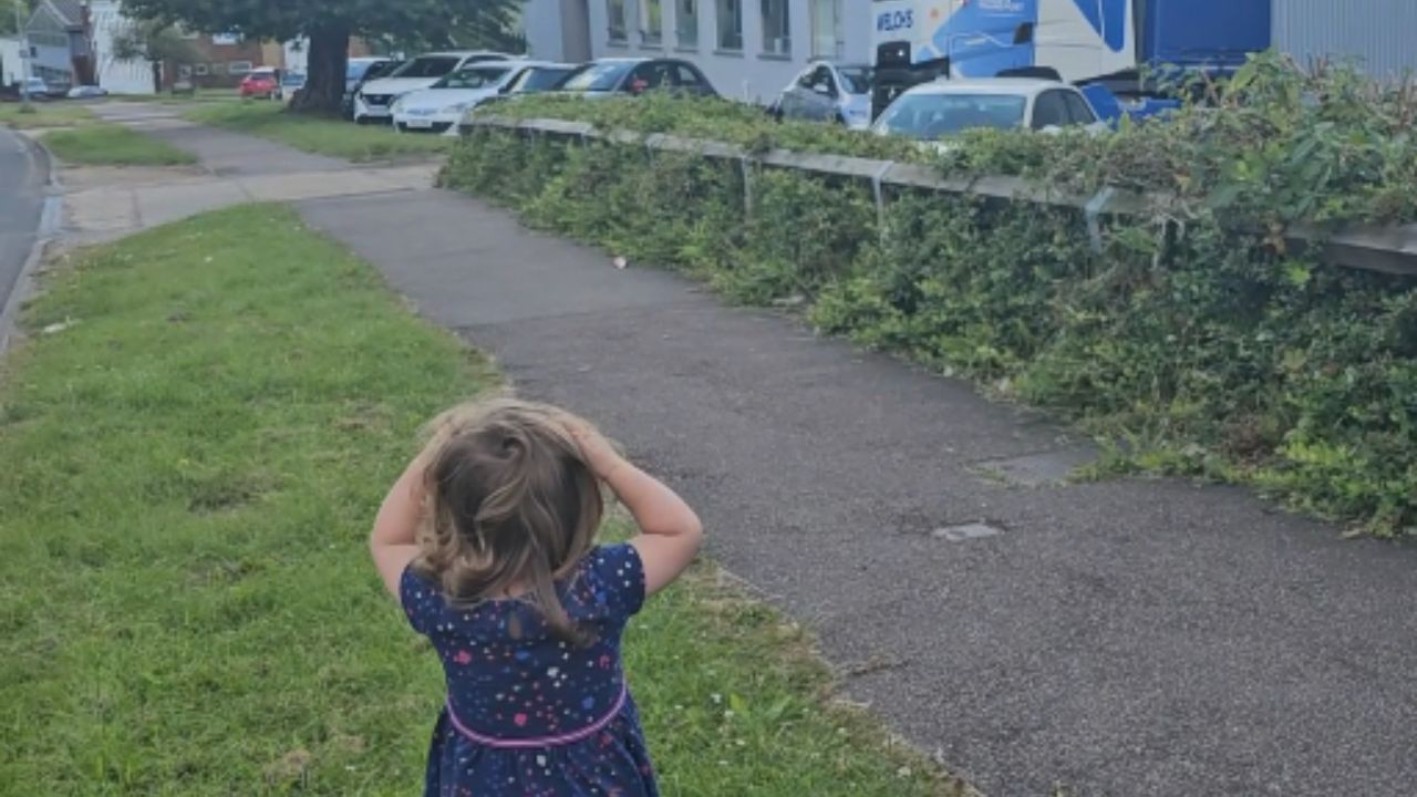 Heartwarming reunion as little girl greets dad after days apart