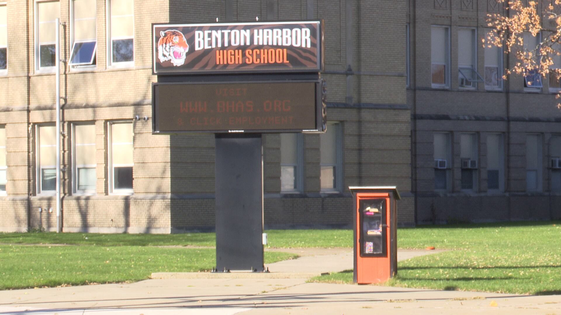 Benton Harbor school board pushes for superintendent Dr. Simone Griffin ...