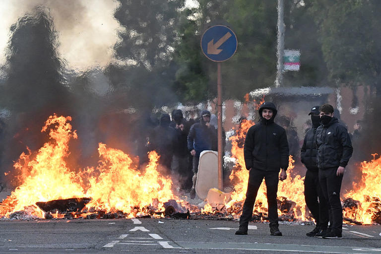 Anti-immigration riots erupt in Belfast after police arrest Sudanese ...